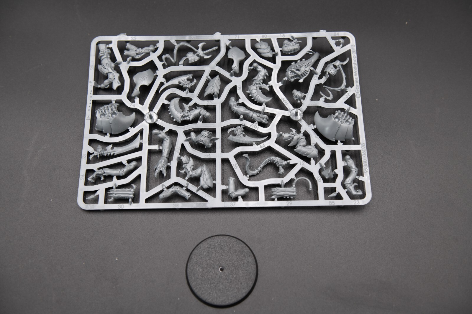 Warhammer 40k Tyranids Hive Guard Tyrant Guard (1) on 50mm Round Base ...