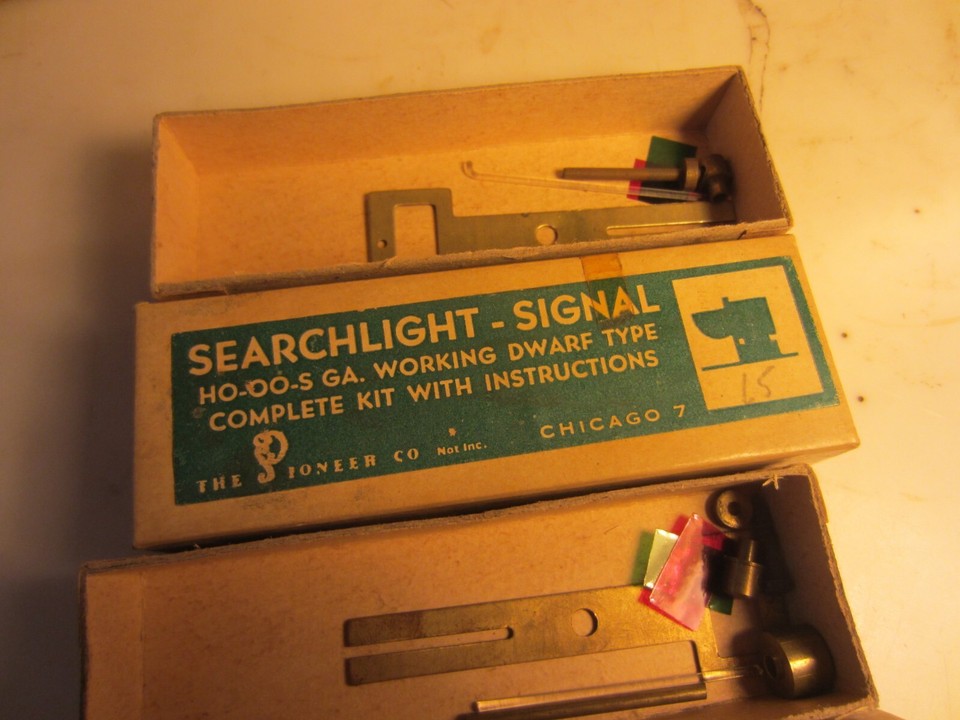HO train accessories; Two SEARCHLIGHT SIGNAL kits by THE PIONEER ...