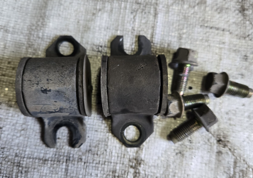 90-96 Nissan 300zx Z32 Rear Suspension Sway Bar Mount Brackets PAIR oem ...