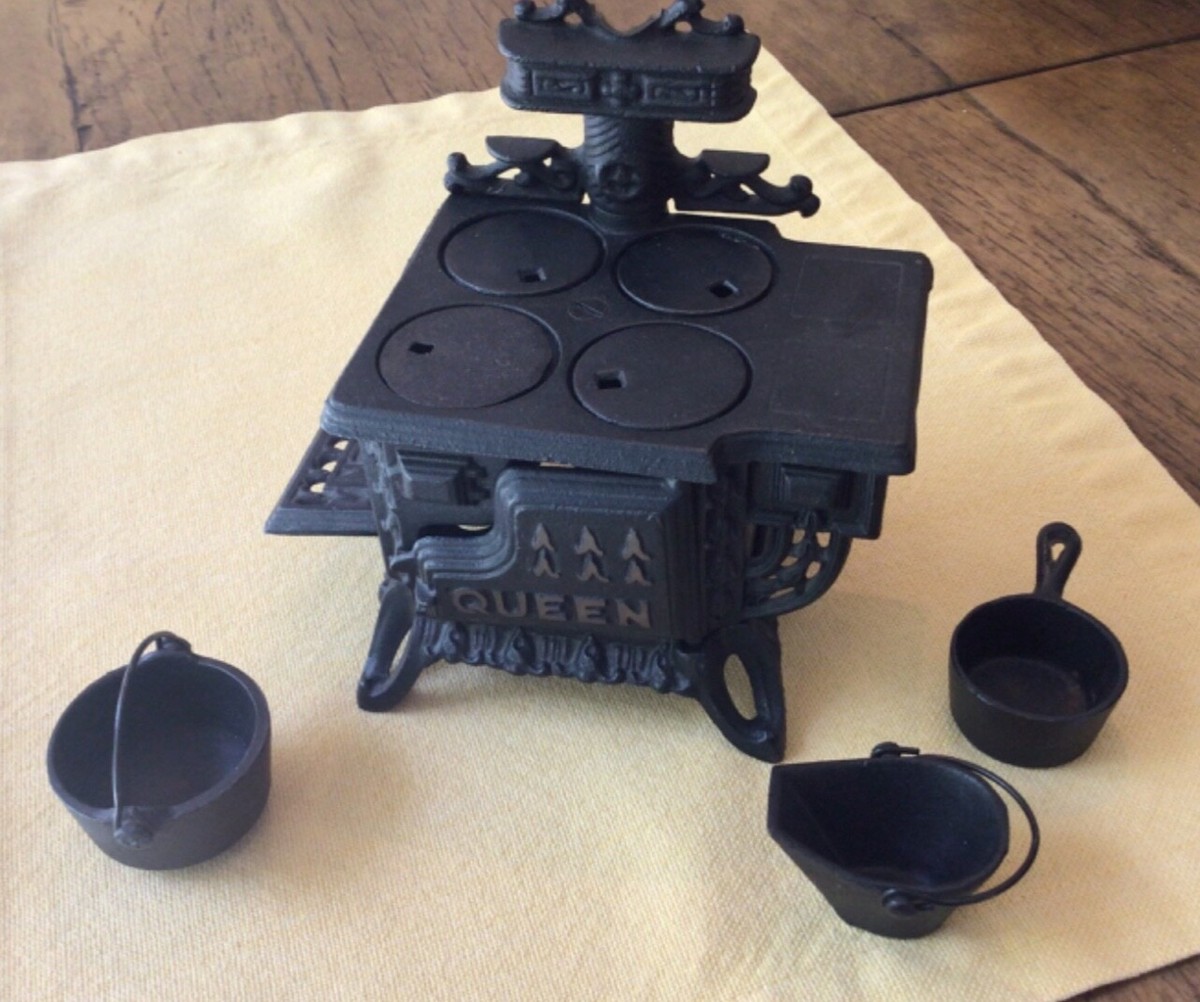 Miniature Cast Iron Stove Queen Vintage 1960s 'queen' Miniature Cast