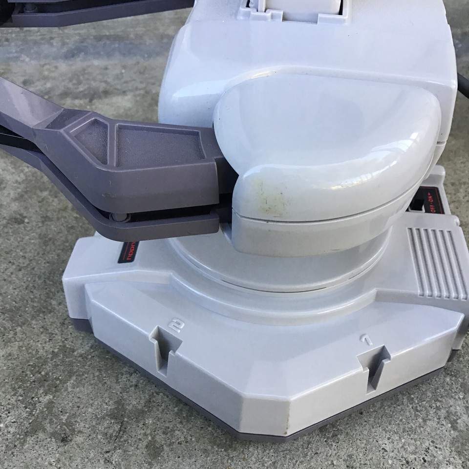 Vintage Nintendo NES R.O.B. Robotic Operating Buddy Original 1985 NES ...