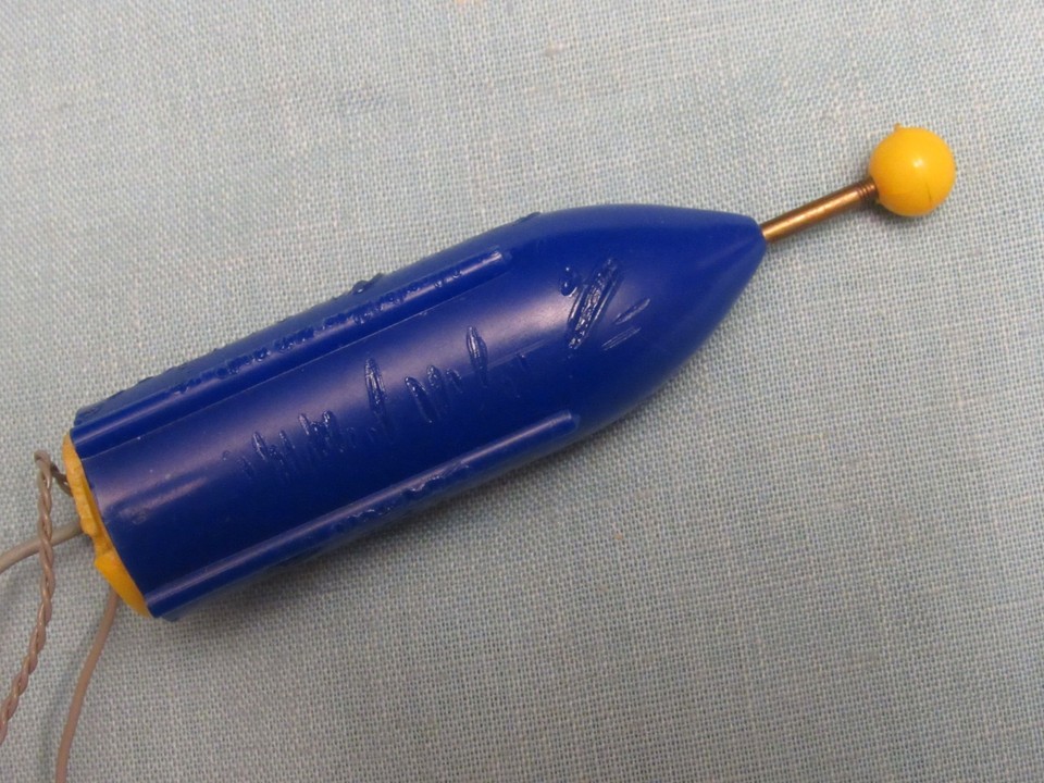 Vintage HearEver Crystal Rocket Radio 1958 Old Toy Hear Ever old radio ...