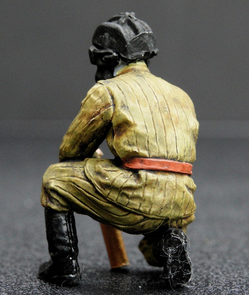 1/35 WW2 Soviet Tank Crewman Kneeling with Shell - Built and Painted ...