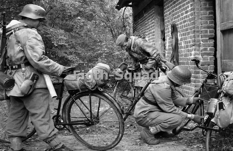 WW2 Picture Photo SOLDIERS OF GERMAN BIKE INFANTARY VOLKSGRE 8562 | eBay
