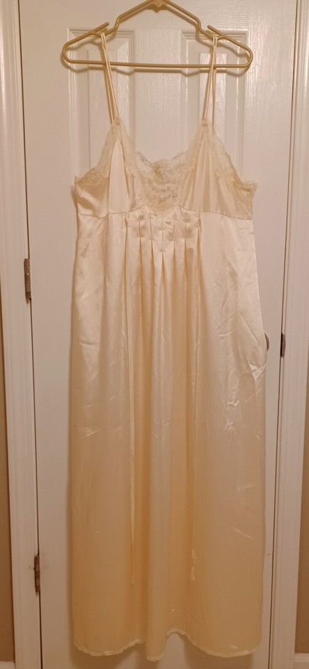 VTG Barbizon Satin and Lace Ivory Nightgown Negligee Large Beaded ...