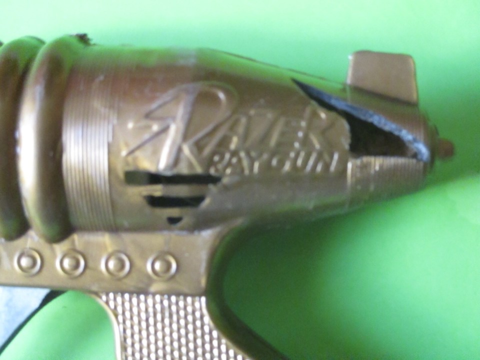 VINTAGE SPACE TOY GUN RAZER RAY GUN COLLECTIBLE PLASTIC SPACE RAY GUN ...