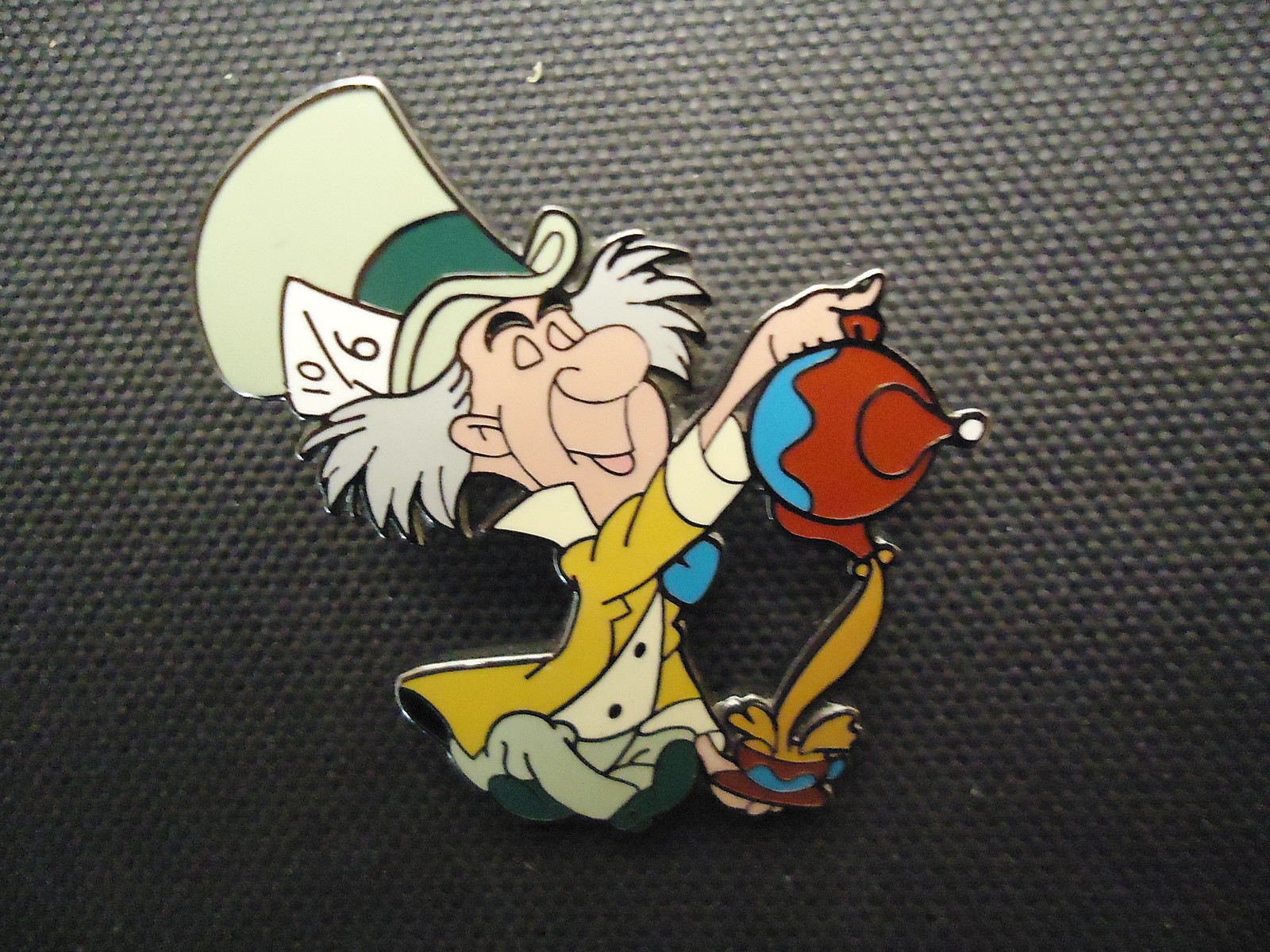 DISNEY DLR ALICE IN WONDERLAND MAD HATTER SITTING & POURING TEA PIN | eBay