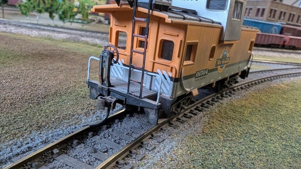 HO scale two (2) Rio Grande cabooses w/metal wheels and knuckle ...