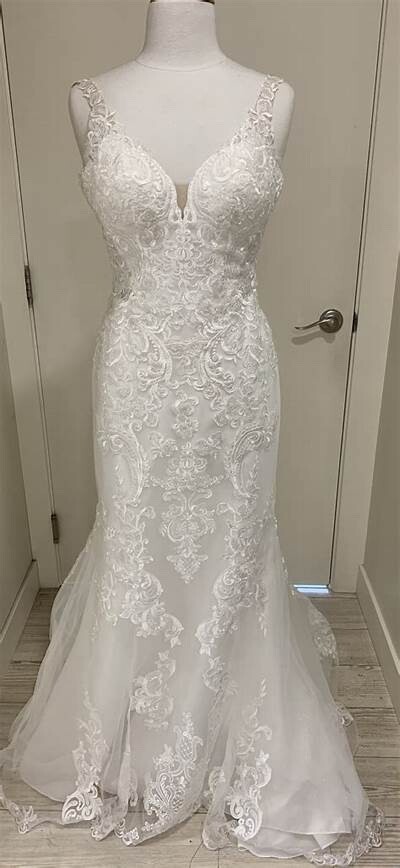 Beautiful elegant Stella York wedding gown with train… - Gem