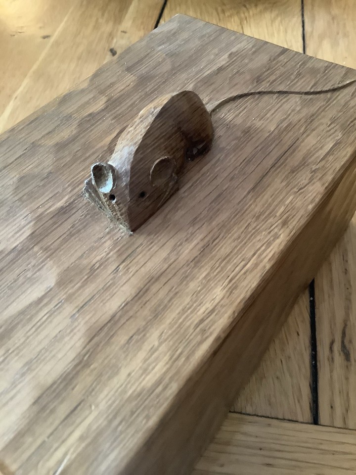 MOUSEMAN ROBERT THOMPSON SOLID OAK CARVED TRINKET BOX WITH SIGNATURE ...