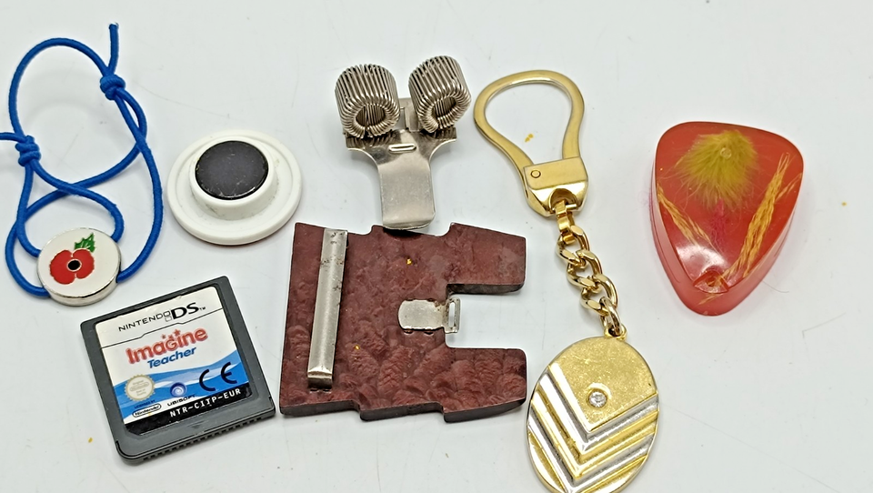 VINTAGE TIN BRIDGE BOX & CURIOS. CRAFT. JEWELLERY. BADGES. CANDLE ...