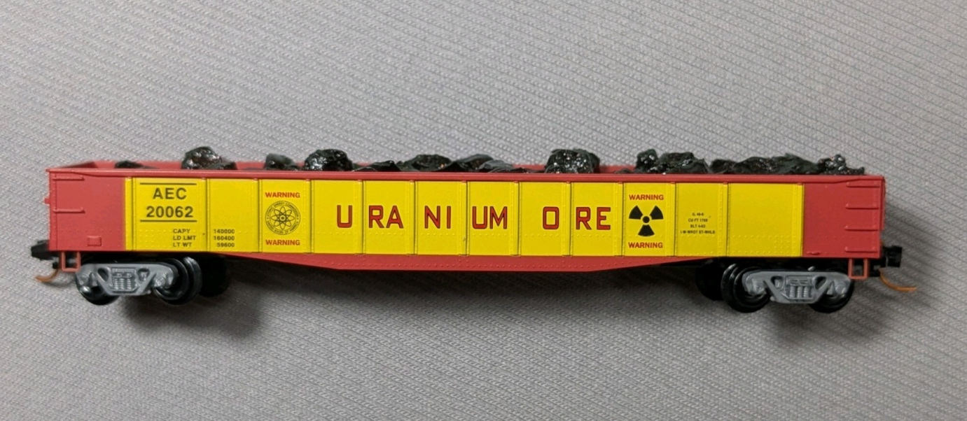 N scale Micro Trains NSC 06-26 50' URANIUM ORE Gondola w/ radioactive ...
