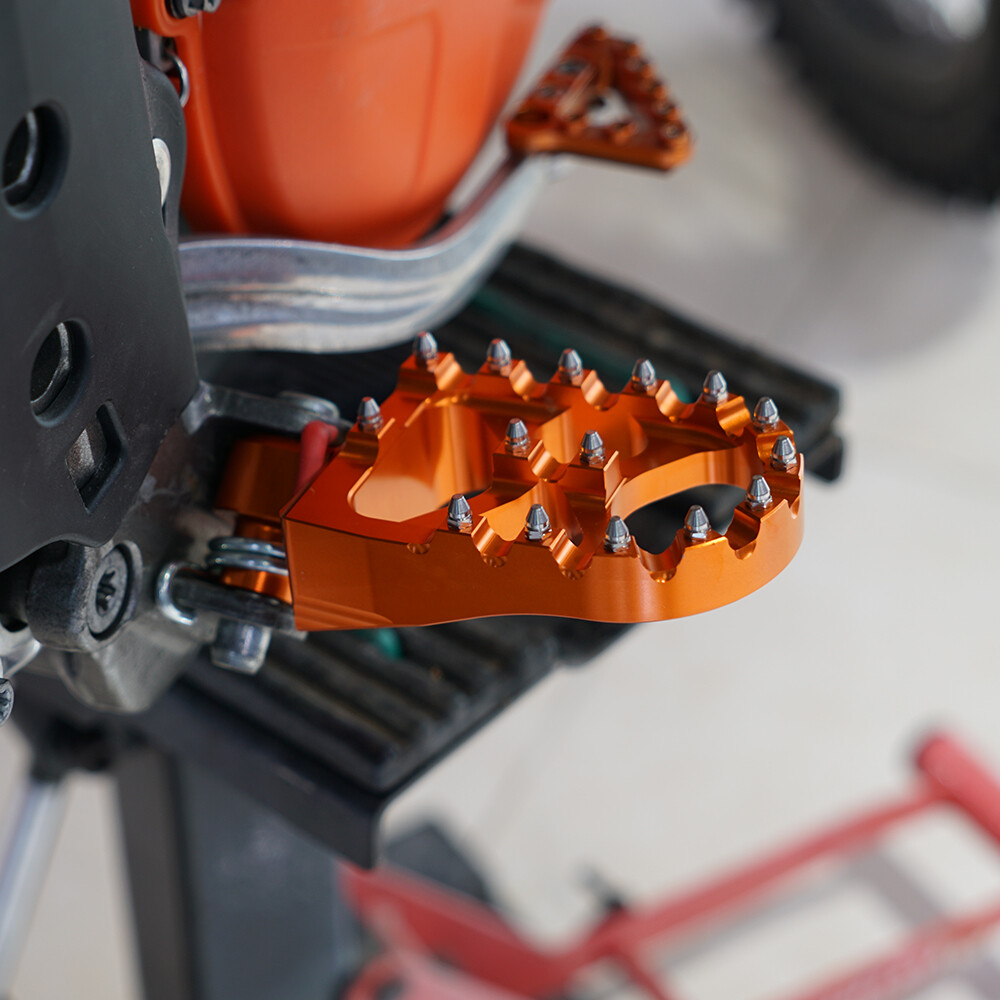 CNC Wide Foot Pegs Footrest For KTM 950 990 1050 1090 1190 1290 ...