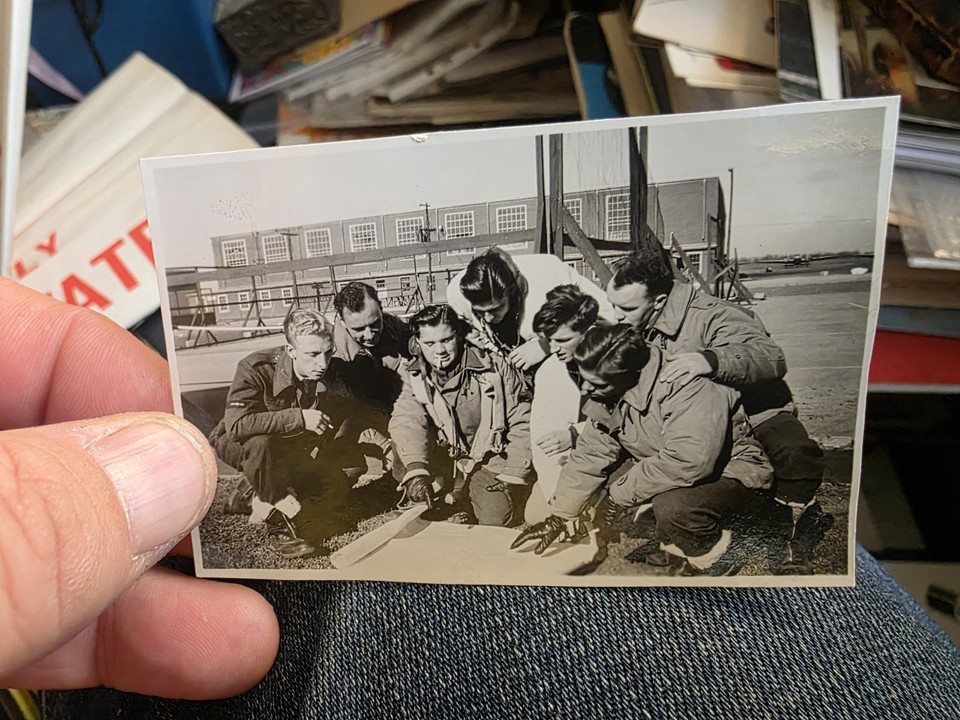 WW2 BRITISH RAF FLYERS/ PILOTS IN FLIGHT GEAR. ORIGINAL WW2 PHOTO 9x6cm ...
