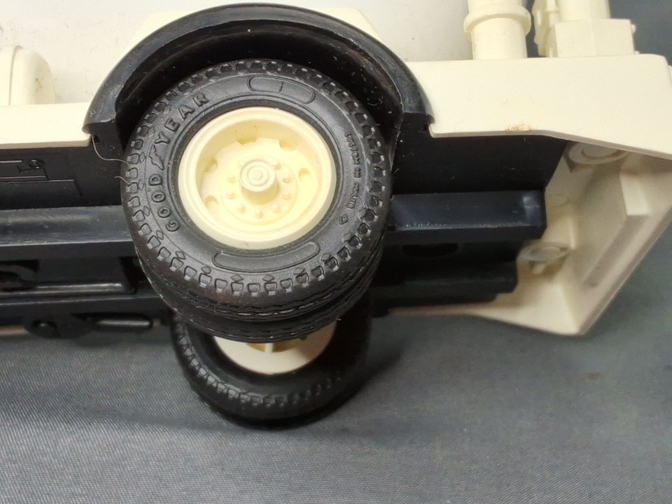 Ertl Ford F700 Propane Truck Locking Coin Bank CENEX LAND O' LAKES , 1/ ...