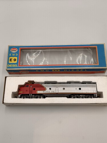 Model Power Santa Fe EMD E9 Powered Diesel Locomotive. HO Scale -920 ...