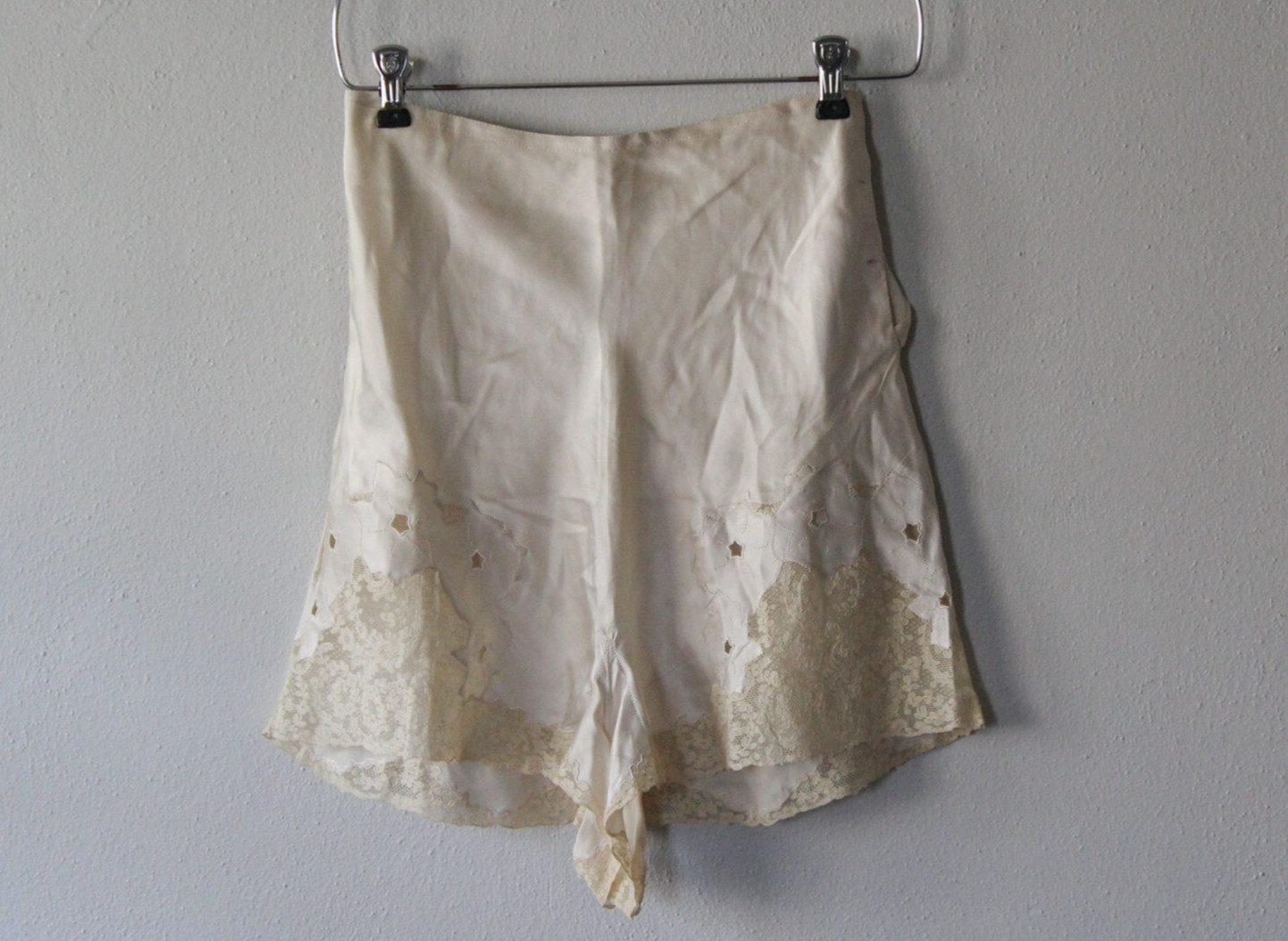 Vintage 1930s Yolanda Star Cut-Out Champaign Silk, La… - Gem