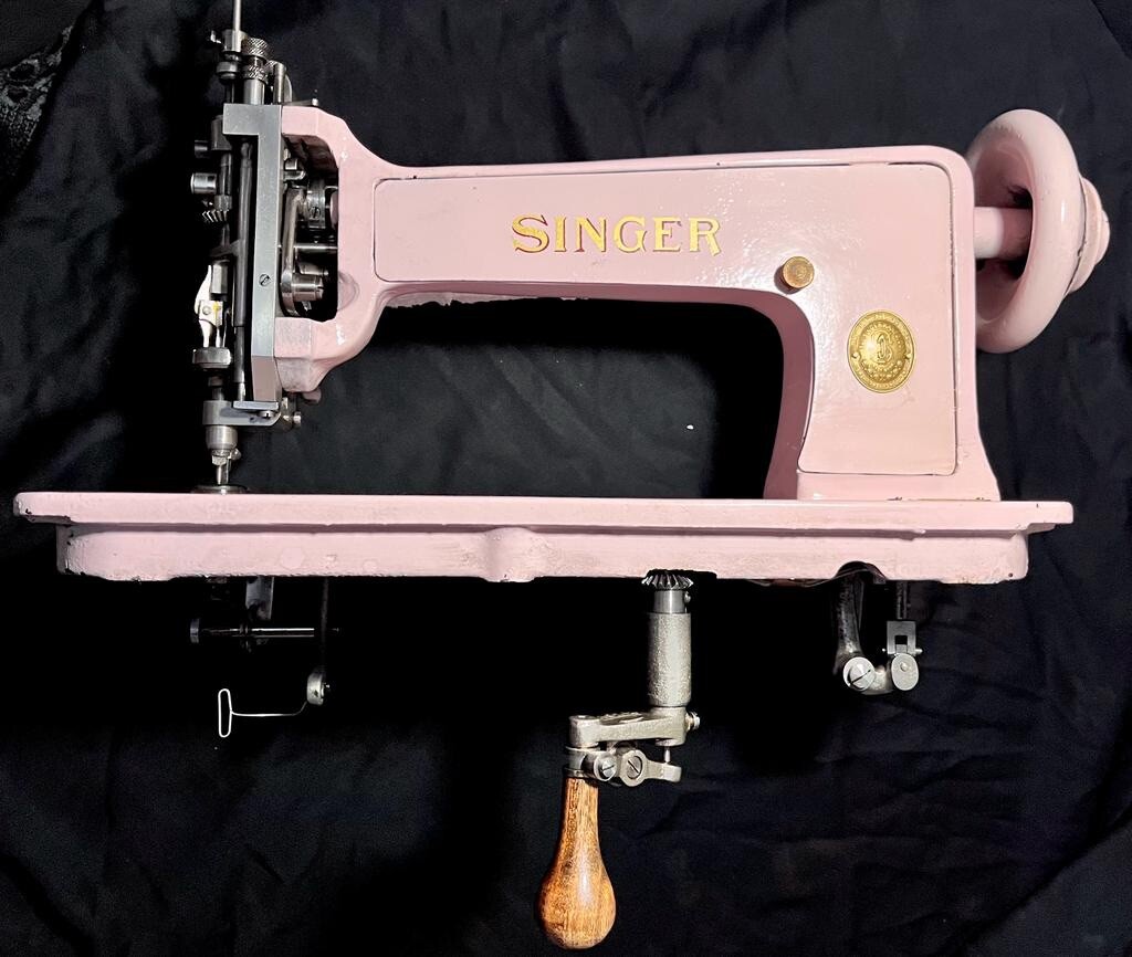 Singer 114w103 Chain stitch & Moss Stitch Embroidery Machine + table ...