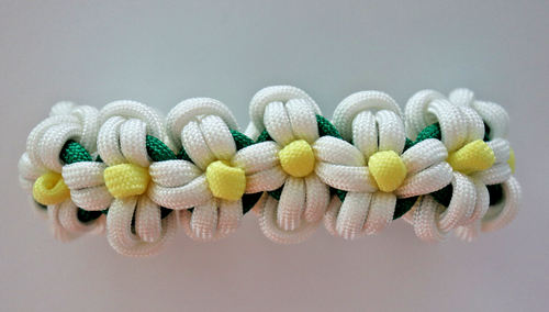 DAISY BRACELET PARACORD HAND MADE 9" LONG WHITE GREEN YELLOW 11 FLOWER ...