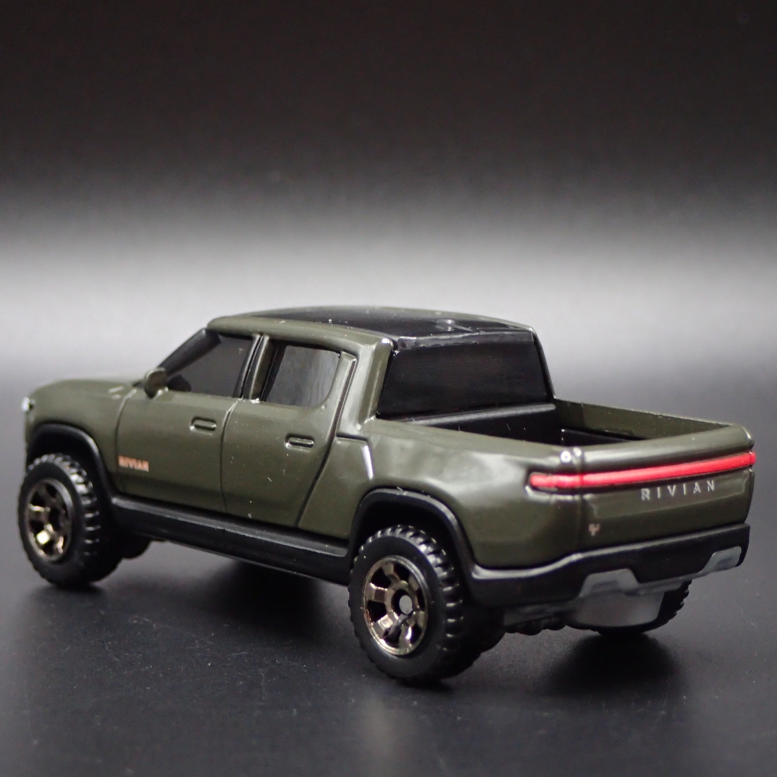 2022-2024 RIVIAN R1T ELECTRIC PICKUP TRUCK 1:64 SCALE DIORAMA DIECAST ...