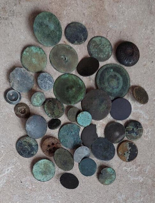 Buttons - Dug Colonial