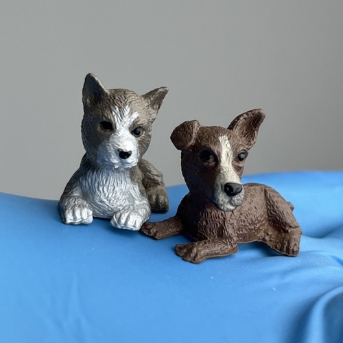 2 Dollhouse Miniature Dogs Puppy Pet 1:12 one inch scale Husky and ...