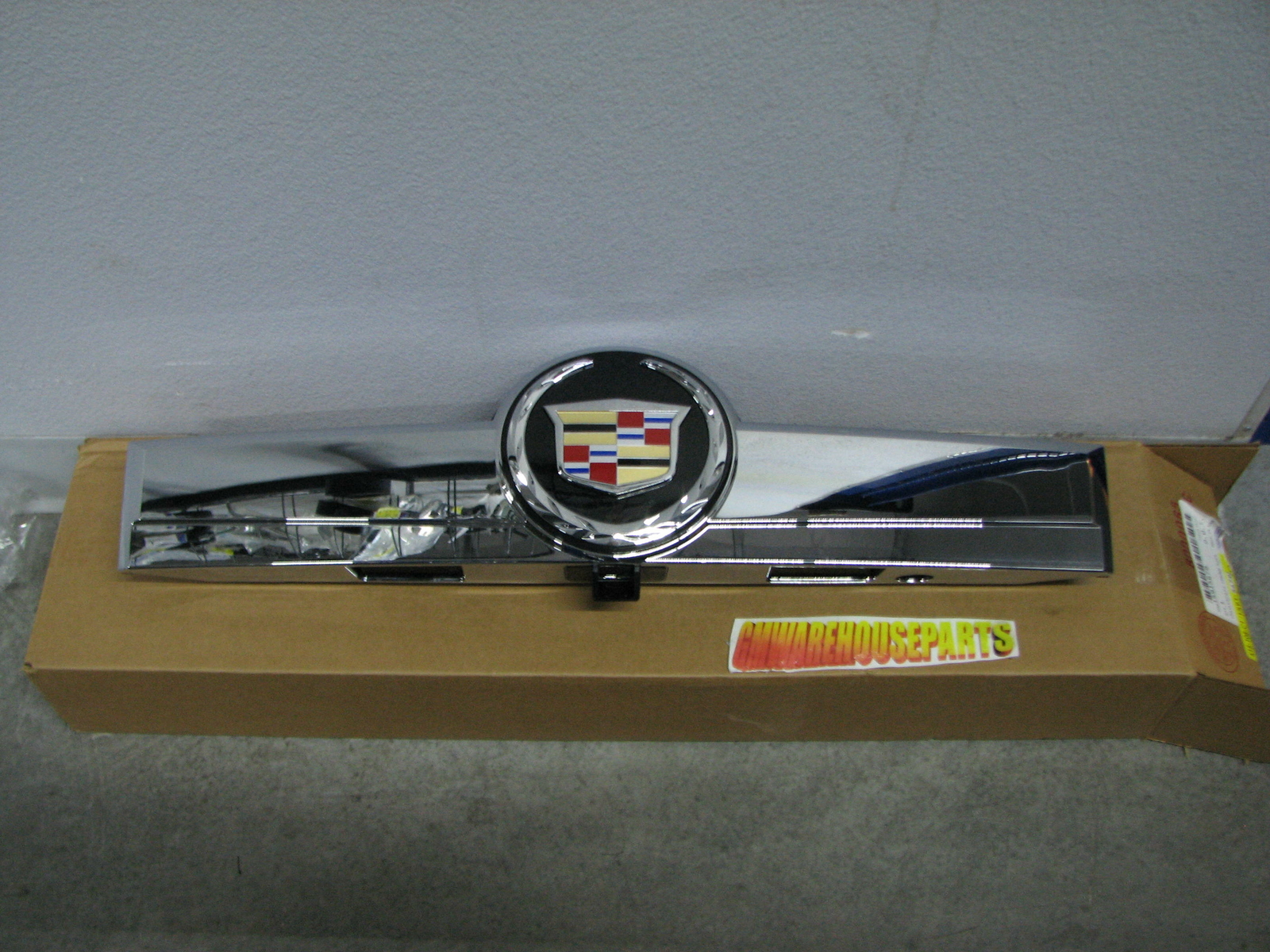 2007-2008 Cadillac Escalade Tail Gate Lift Gate Chrome Molding w/Emblem ...