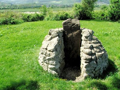 Photo 6x4 Wouldham Sculpture Dedicated to the workers of the lime kiln ...
