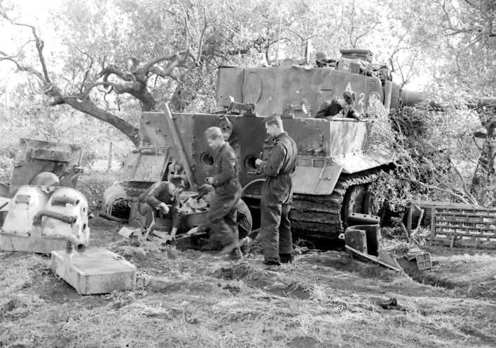 WW2 WWII Photo World War Two / German Tiger I Tank Repairs Italy March ...