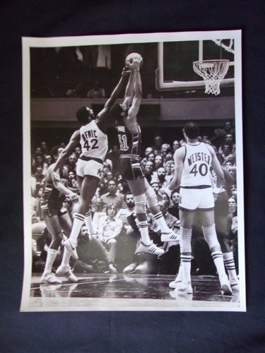 Vintage Dec. 6, 1980 Len Elmore Bucks & Larry Demic Knicks Press Photo ...