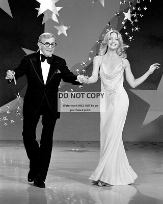 GEORGE BURNS & GOLDIE HAWN DANCING IN 1978 - 8X10 PUBLICITY PHOTO (EE ...