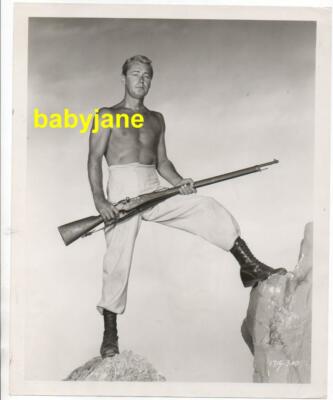 ALAN LADD ORIGINAL 8X10 PHOTO BARECHESTED W/ RIFLE BEEFCAKE 1953 DESERT ...