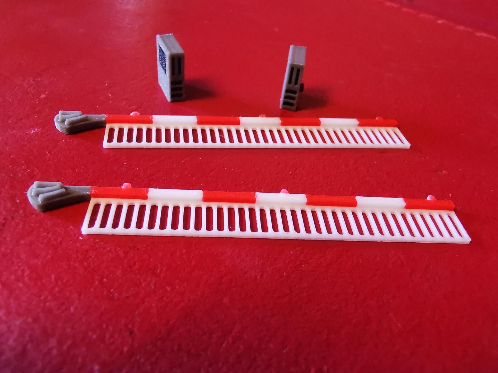 N Gauge 1:160 set of 2 modern style level crossing gates with traffic ...