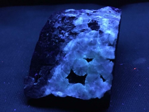 KB: GOOD! SW FL. & PHOS. BLUE/WHITE WAVELLITE XLS. ON MATRIX FROM DEVON ...