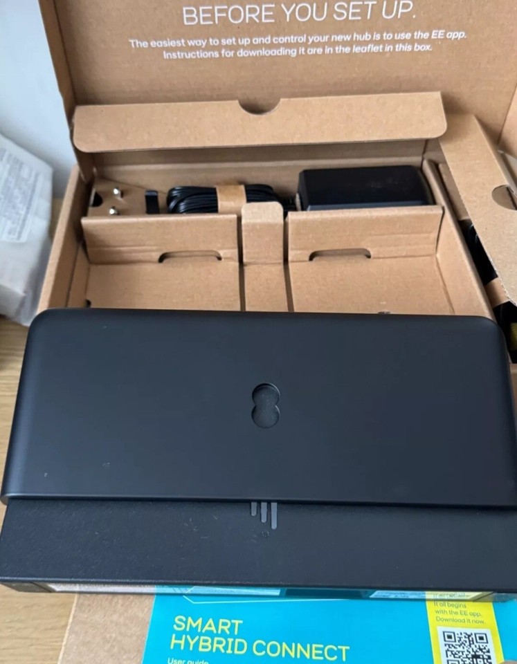 EE Smart Hub Plus Router WiFi 6 SH31B FTTC, + Hybrid Connect HC10A ...