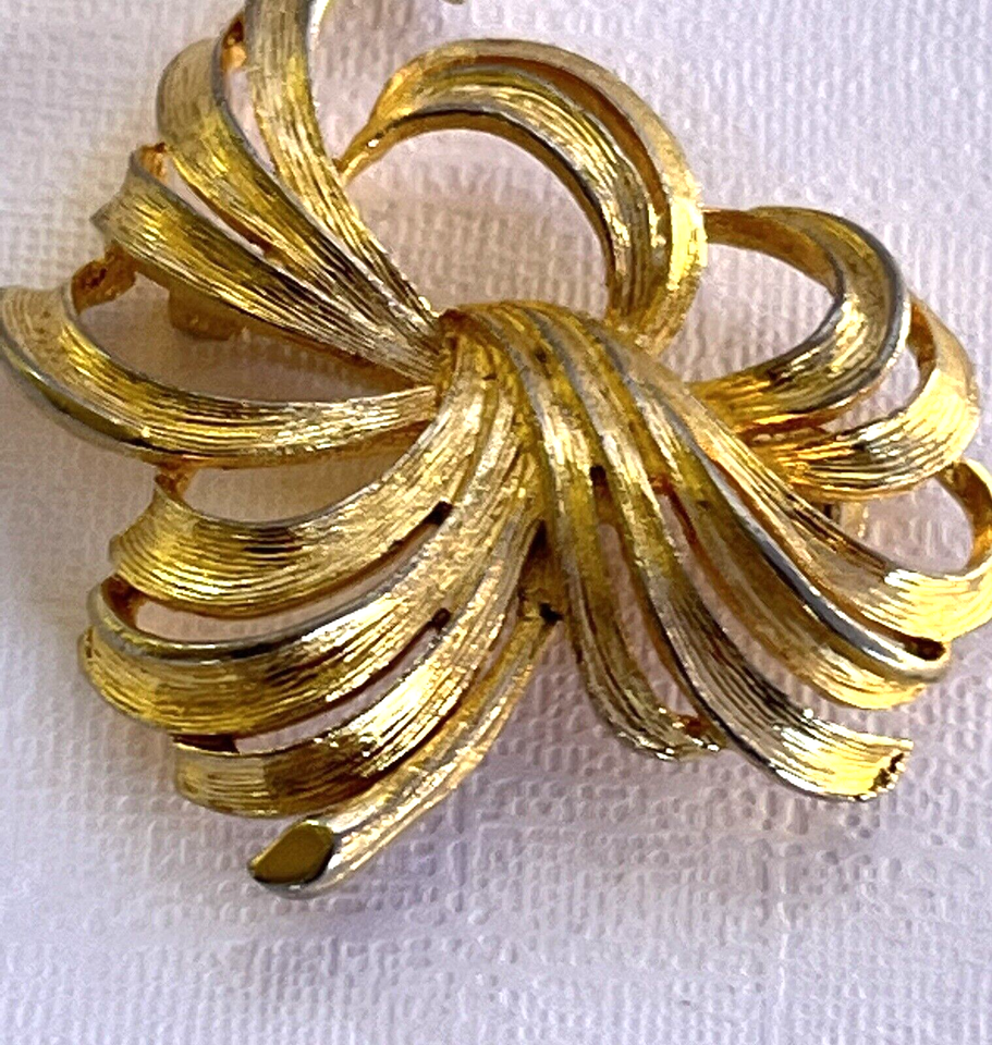1970's TORINO Gold Tone Ribbon Swirl Brooch Pin Signed Costume Jewelry ...