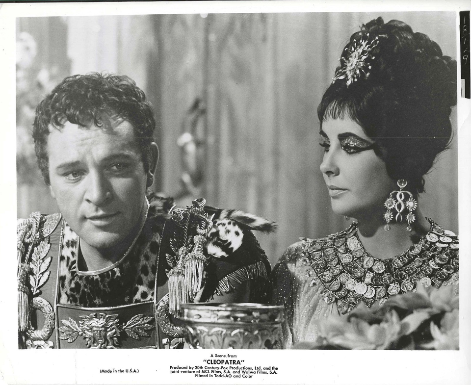 8"X10" ELIZABETH TAYLOR "CLEOPATRA" SIGNED AUTOGRAPH PHOTO PITCHER LIZ ...