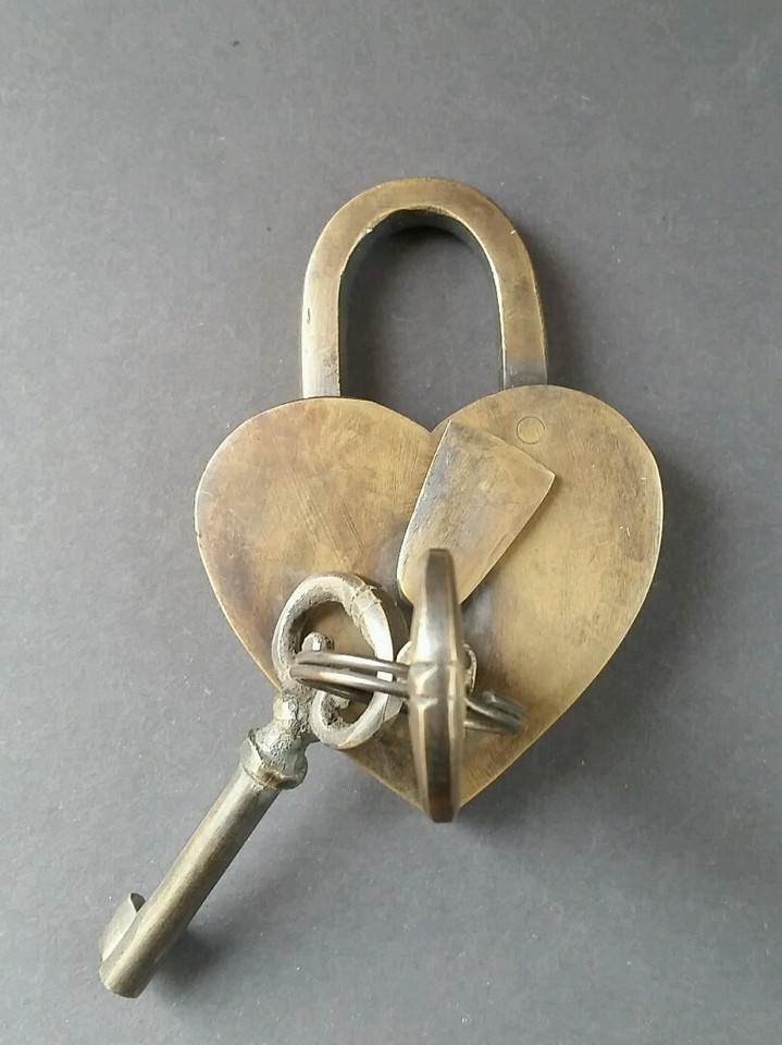 Vtg. Style♡ Love Valentines HEART LOCK, 2 SKELETON Keys Brass Antique 3 ...