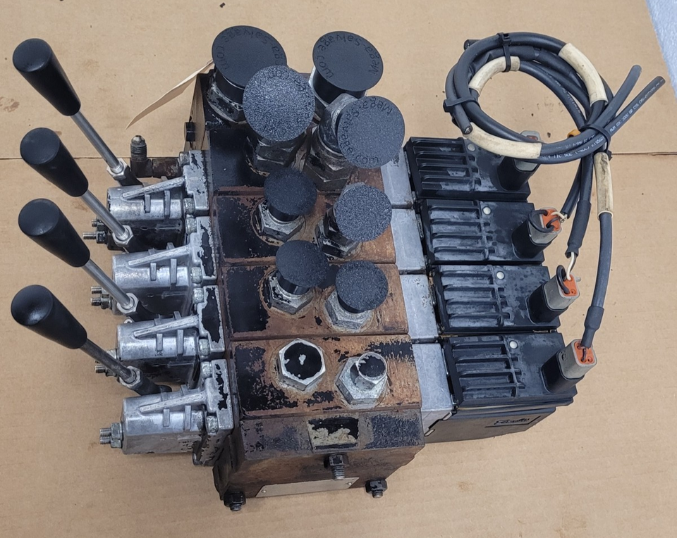 Danfoss PVG32 159-0904 4x Hydraulic Valve Stack w/ Electric Control [ I ...