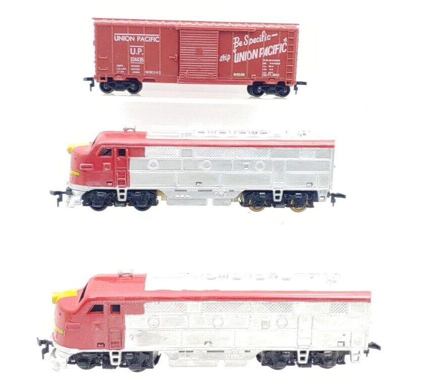 Mark Trains HO Santa Fe AA Diesel Locomotive Engine Set & UP Boxcar In ...