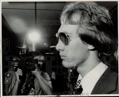 1976 Press Photo Leo Goodwin III with Photographers in Background ...