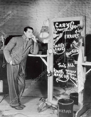8b20-6160 Cary Grant behind scenes victim of practical joke 8b20-6160 ...