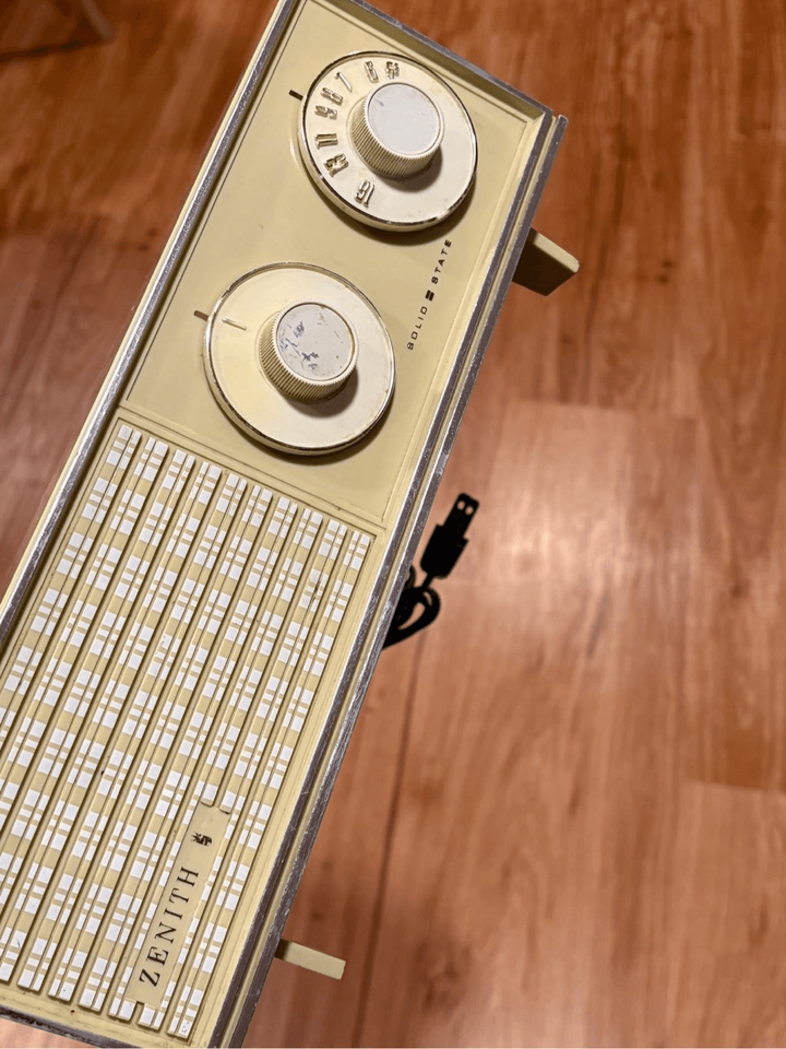 Vintage 1970s Zenith Solid State AM Radio Model E210P Beige - Working ...