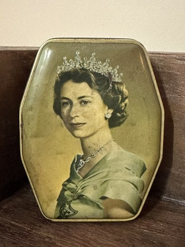VINTAGE QUEEN ELIZABETH II 1953 CORONATION SWEETS CANDY TIN GEORGE W ...