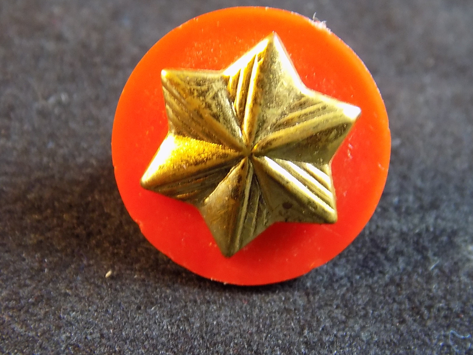 Star Pin back Gold Tone Metal Star Against Round Red Composite Disk 1/2 ...