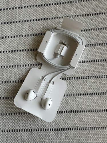 Apple Earpods with Lightning Connector, volume control , new without ...