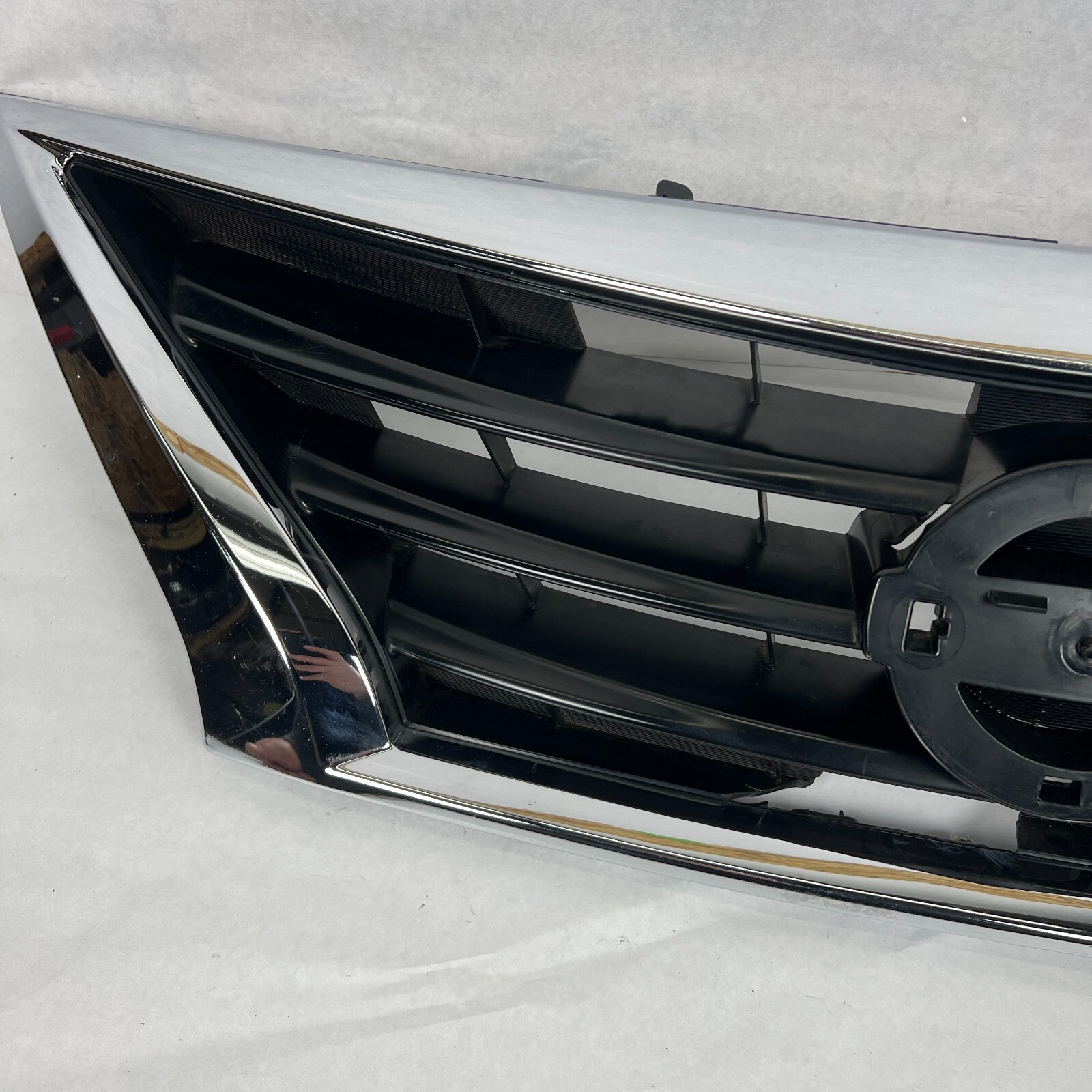 *CRACK* OEM 2015 - 2019 Nissan Versa Front Upper Grille w/ Chrome 62310 ...