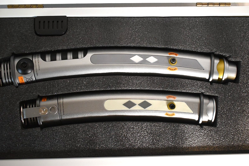 Ashoka Tano Legacy Lightsaber Hilt Limited Edition Set Signed: Eckstein ...