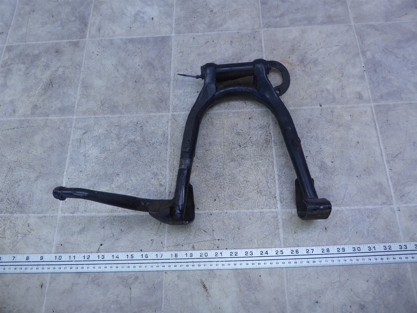 1975 Honda CB750F Super Sport H1768) main frame center stand with ...