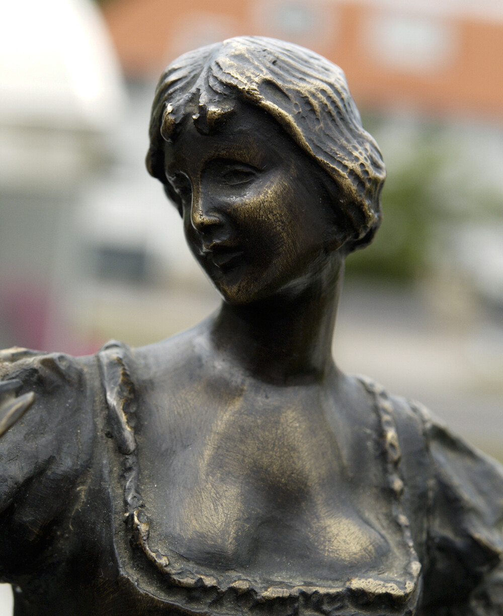 Ungarisches Mädchen. Grosse Bronsefigur, 39 cm. Sign.: Wieuis. Wienis ...